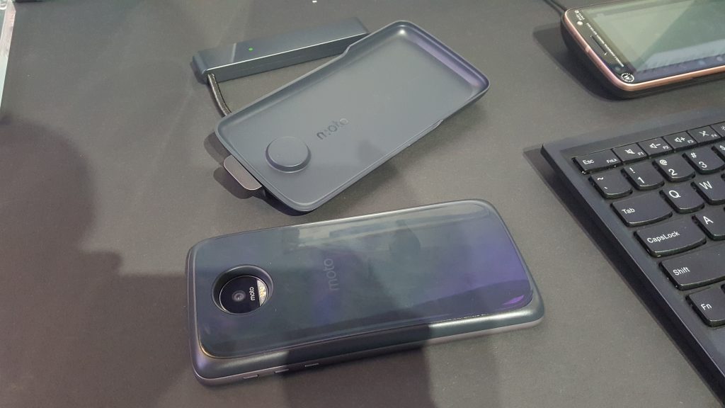 OneCompute: el prototipo de Moto Mod que convierte tu Moto Z en un PC ...