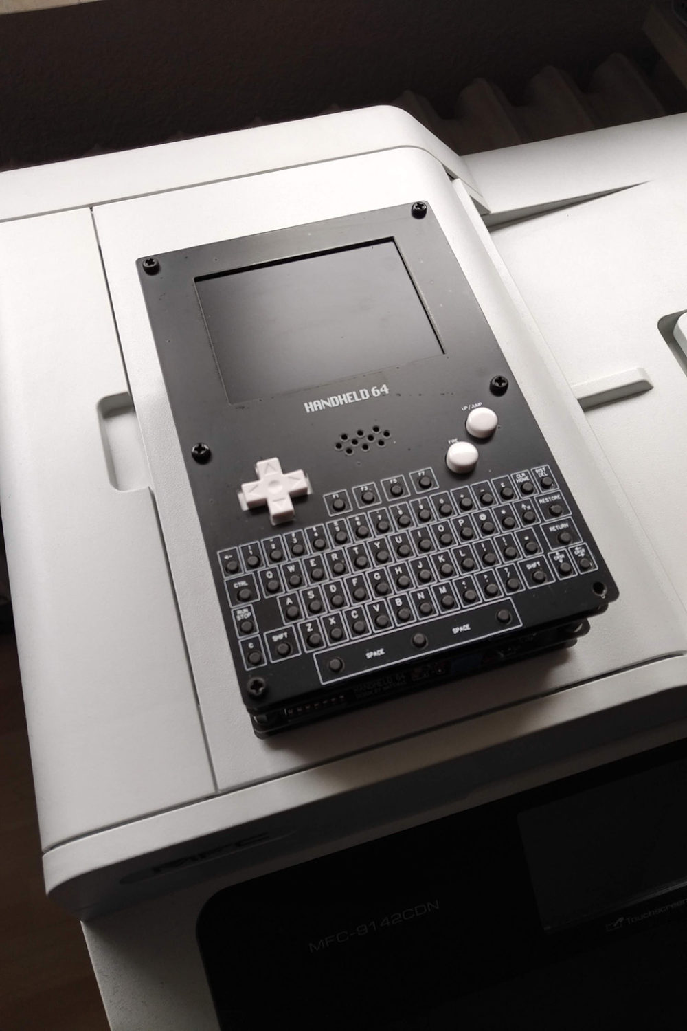 Alguien ha creado un Commodore 64 portátil al estilo Game Boy